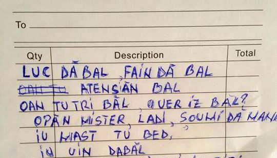 Un bilet cu instrucţiuni în "engleză" pentru alba-neagra, găsit lângă ...